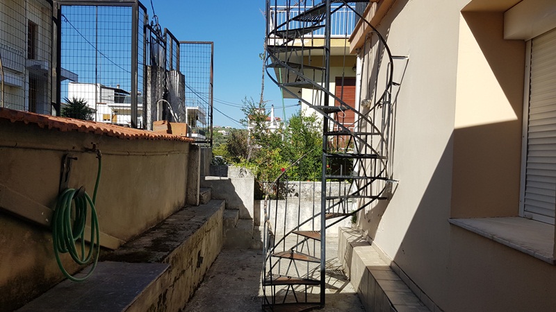 ΠΩΛΕΙΤΑΙ ΜΟΝΟΚΑΤΟΙΚΙΑ ΣΤΗ ΛΙΒΑΔΕΙΑ