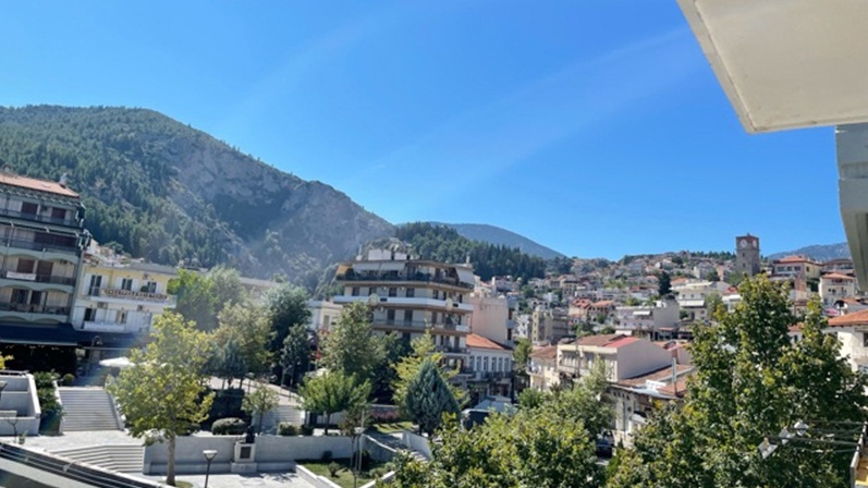 ΠΩΛΕΙΤΑΙ ΟΡΟΦΟΔΙΑΜΕΡΙΣΜΑ ΣΤΗ ΛΙΒΑΔΕΙΑ